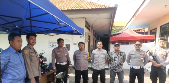 PPK Simokerto Rekapitulasi Suara TPS 4 Kelurahan Di Jaga Ketat TNI ... PPK Simokerto Rekapitulasi Suara TPS 4 Kelurahan Di Jaga Ketat TNI ...